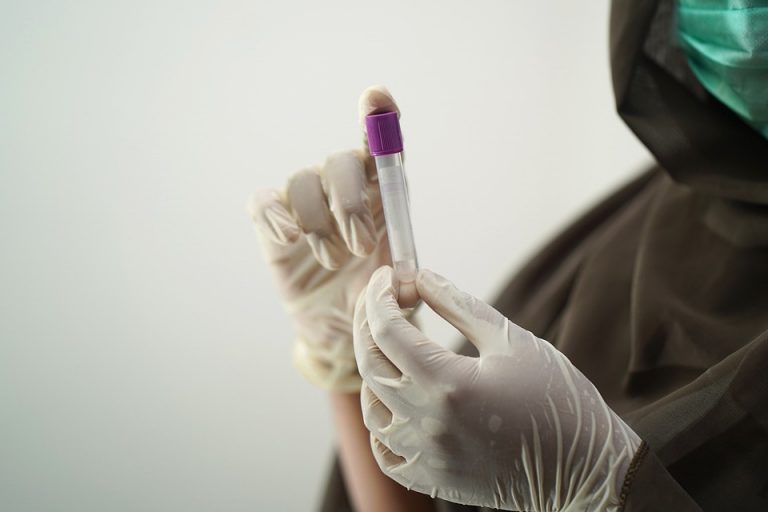 14 Pros and Cons of Being a Phlebotomist