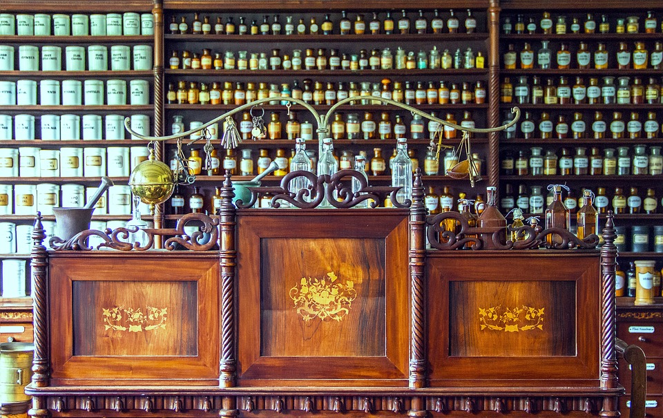 14 Pros and Cons of Being a Pharmacy Technician